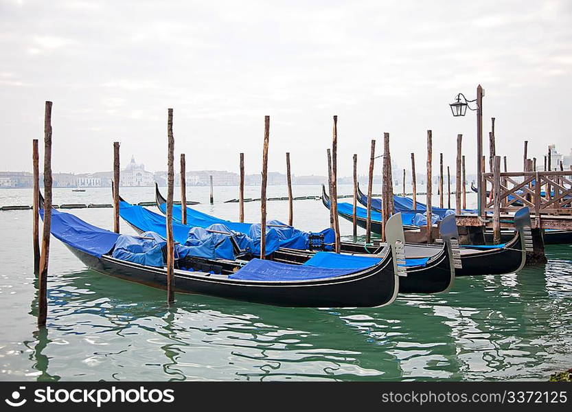 Gondolas with blue cover in Venice at the pier — Stockphotos.com